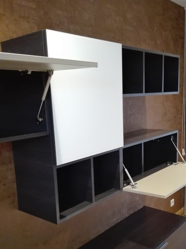 Mueble salón a medida sistema de apertura elevable abatible en puertas ...